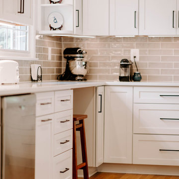 Dove White Kraftmaid Cabinets - Photos & Ideas | Houzz