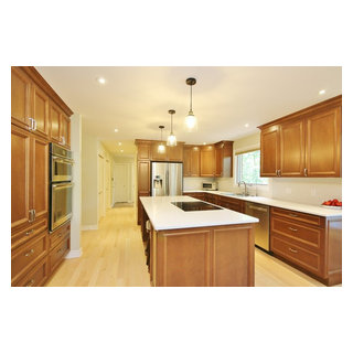 Manotick Kitchen with Island and Pantry Wall - Classique - Cuisine ...