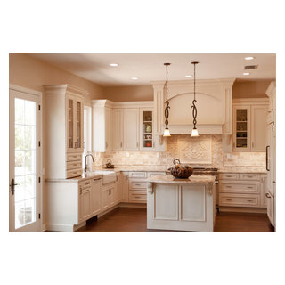 Mediterranean Style White Kitchen with Decorative Backsplash Accent ...