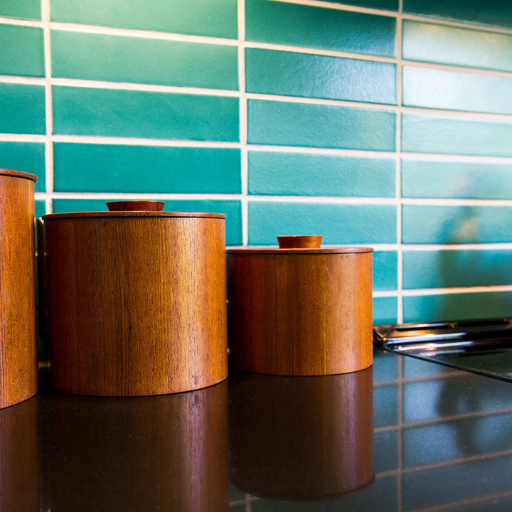 75 Mid-Century Modern Kitchen with Green Backsplash Ideas You'll Love ...