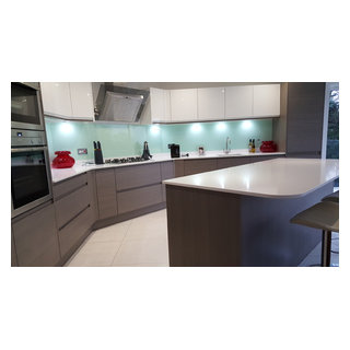 Modern Handleless White Gloss & Dark Elm Kitchen Door With White Quartz ...