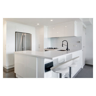 Modern Kitchen with Caesarstone Pure White Benchtops - Moderne ...