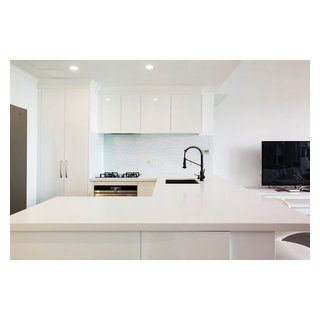 Modern Kitchen with Caesarstone Pure White Benchtops - Moderne ...