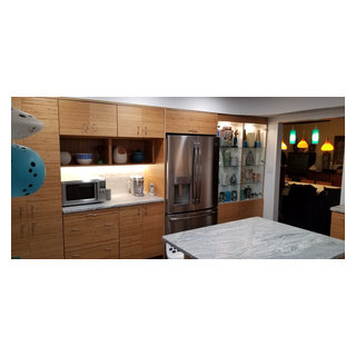 Modern Kitchen with Horizontal Grain Bamboo Cabinets - Moderno - Cocina ...