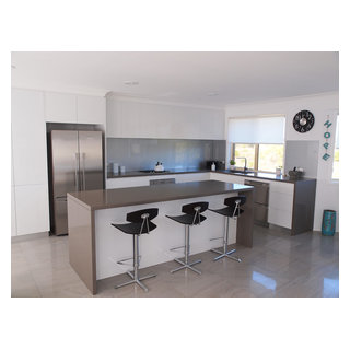 Modern "Shadowline Handle-less style" with 40mm P/R edge Stone bench ...