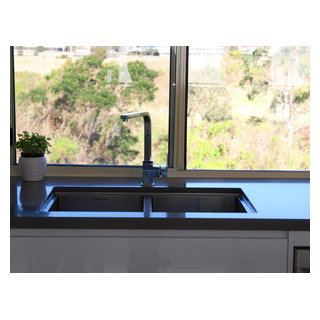 Modern "Shadowline Handle-less style" with 40mm P/R edge Stone bench ...