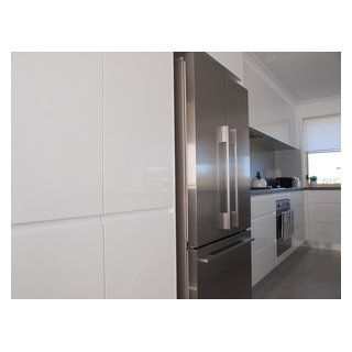 Modern "Shadowline Handle-less style" with 40mm P/R edge Stone bench ...