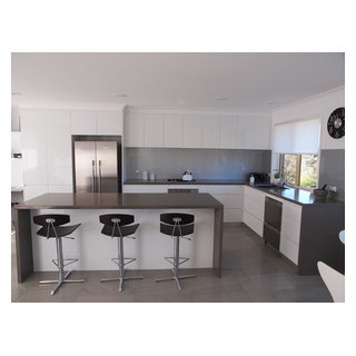 Modern "Shadowline Handle-less style" with 40mm P/R edge Stone bench ...