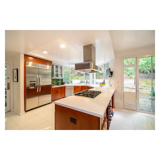 Modern Spacious Kitchen Remodel with Movable Island - Contemporary ...