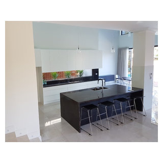 Nautral Stone Kitchen | Capolavoro Quartzite - Modern - Kitchen ...