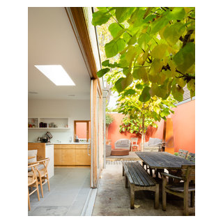 Rear kitchen/dining extension with courtyard garden - Contemporary ...