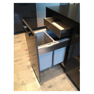 Recycle pull out on servo drive mechanism - Modern - Kitchen ...