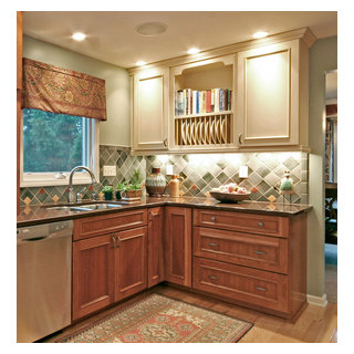 Redwood Kitchen - Traditional - Kitchen - Milwaukee - by Blue Hot ...