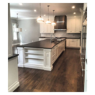 Rumson New Construction 1 - Kitchen, Butlers, Mudroom - Klassisch ...