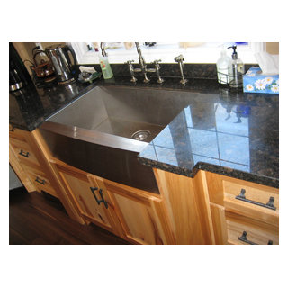 Rustic Hard Maple Kitchen - Traditional - Kitchen - Toronto - by ...