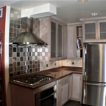 75 Small Kitchen with Red Countertops Ideas You'll Love - May, 2023 | Houzz