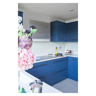 Shaker Style Kitchen in Hicks' Blue with Faber Talika wall hood ...