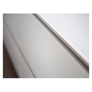 Shark nose worktop edge and handle-less kitchen cabinets - Contemporary ...