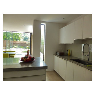 slot window detail at end of kitchen - Contemporary - Kitchen - London ...