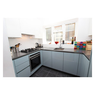 Small high gloss handleless kitchen - Modern - Kitchen - London - by ...