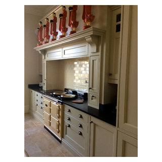 Soft mold door style in Edinburgh townhouse - Traditional - Kitchen ...