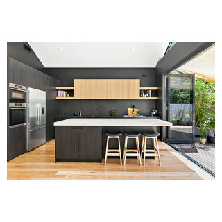 Minimalist Kitchen with Black and Timber Cabinets - Contemporáneo ...