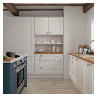 Three tone, country kitchen using modern shaker doors - Campagne ...