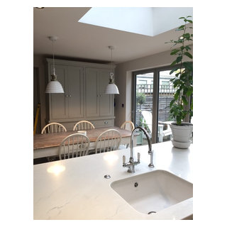 Timeless grey kitchen with open plan island - Clásico - Cocina - Surrey ...