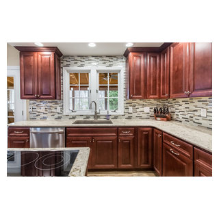Traditional Expansive Kitchen with Large Island - Classique - Cuisine ...
