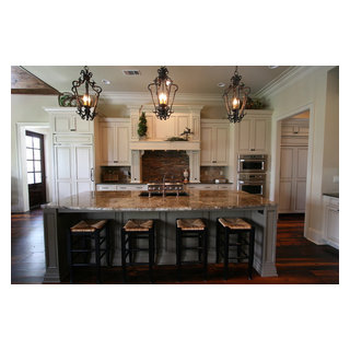 Traditional Kitchen Design with Custom Mouser Cabinetry and Butler's ...