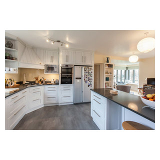 Traditional shaker kitchen in Barn style new build - Traditional ...