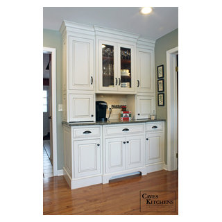 Traditional Soft White Kitchen with Peninsula - Classique - Cuisine ...