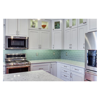 Transitional Two-Finish Kitchen Remodel Frederick, MD - Неоклассика ...