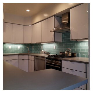 Under cabinet lighting and glass tile provide pleasant task lighting ...