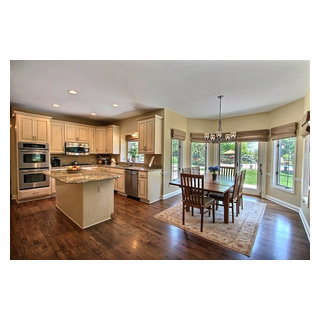Updated honey oak stained kitchen cabinets painted SW Dover White w/Coffee wash. - Klassisch ...