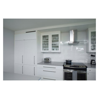 Wailea Ekolu White Kitchen - Modern - Kitchen - Hawaii - by User | Houzz