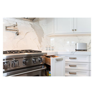 White Cape Cod Kitchen - Traditional - Kitchen - Los Angeles - by ...