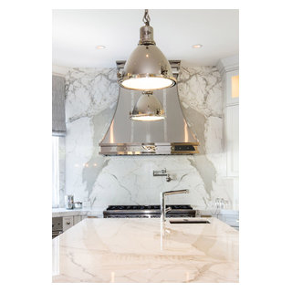 White Cape Cod Kitchen - Traditional - Kitchen - Los Angeles - by ...