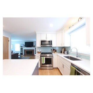 White Shaker Kitchen with Dark Grey Island and Glass Backsplash ...