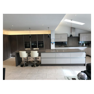 Zurfiz True Handleless Kitchen in Ultra Cashmere and Woodgrain Accent ...