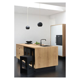 Køkken i massiv eg med runde fræsede greb - Modern - Kitchen - Odense ...