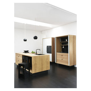 Køkken i massiv eg med runde fræsede greb - Modern - Kitchen - Odense ...