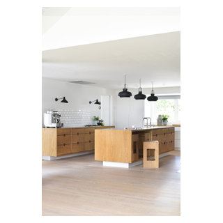 Køkken i massivt egetræ med runde fræsede greb - Modern - Kitchen ...