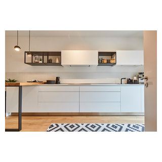 Küche Alpinweiß mit offenen Regalen und Vollholztresen - Modern - Küche ...