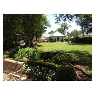 Compound on the beach! Family retreat..room for everyone! - Traditional ...