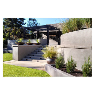 Concrete retaining walls and wood trellis - Contemporáneo - Jardín ...