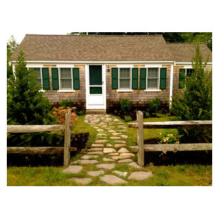 Cottage style Cape Cod planting and stepping stone path - Beach Style ...