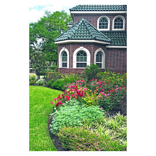 Cottage-style front yard in Braeswood Place - Traditional - Garden ...