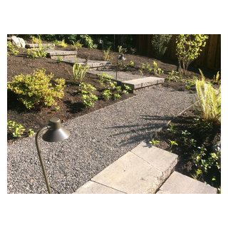 Crushed gravel walkway with paver steps and metal edging. - Giardino ...