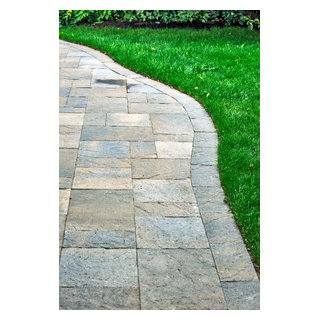 Curved patio edge with Columbia Slate patio stone - Contemporary ...